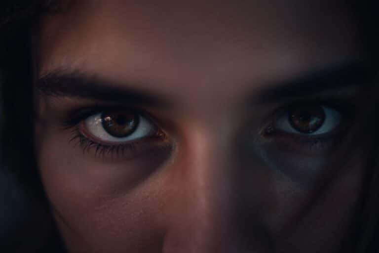 Yeux Secs : Causes, Symptômes et Traitements Efficaces